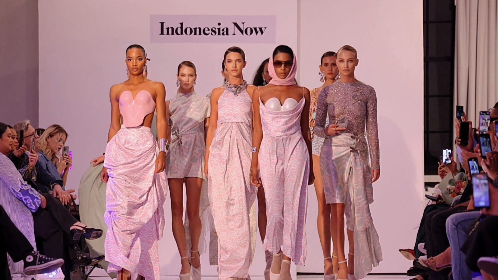 Terpikat Keindahan Tenun Rongkong di New York Fashion Week S/S 2025 ...