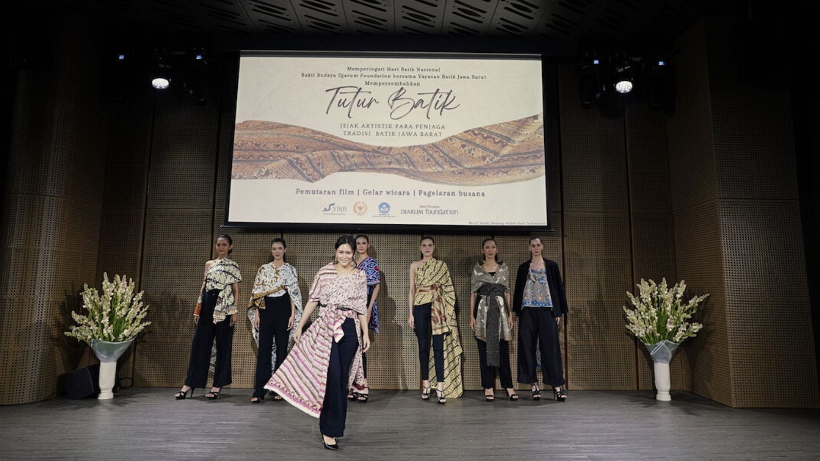 Mengenal Batik Sunda lewat 'Tutur Batik: Jejak Artistik Para Penjaga ...